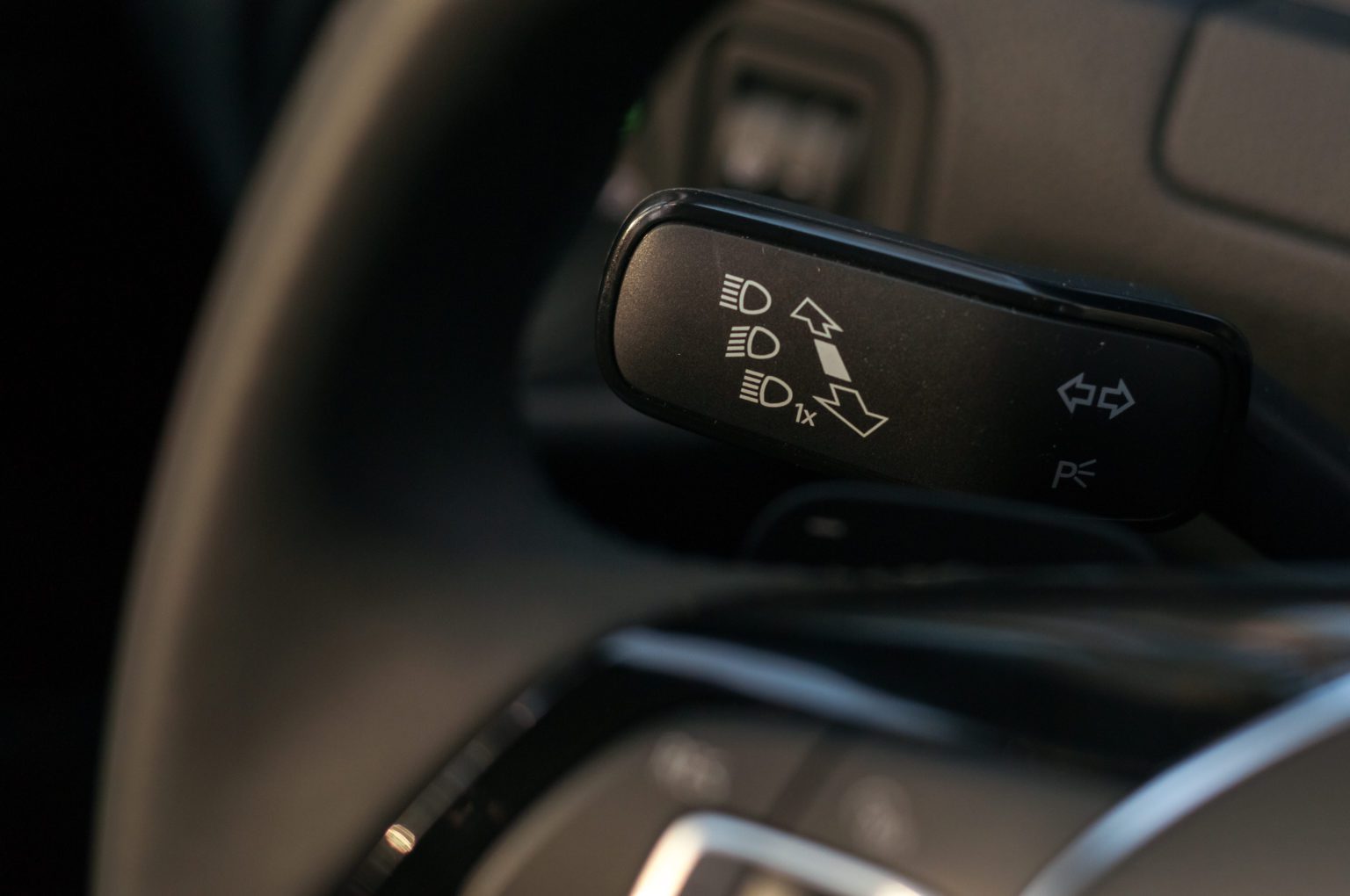 Cómo y cuándo debemos usar las luces intermitentes del coche