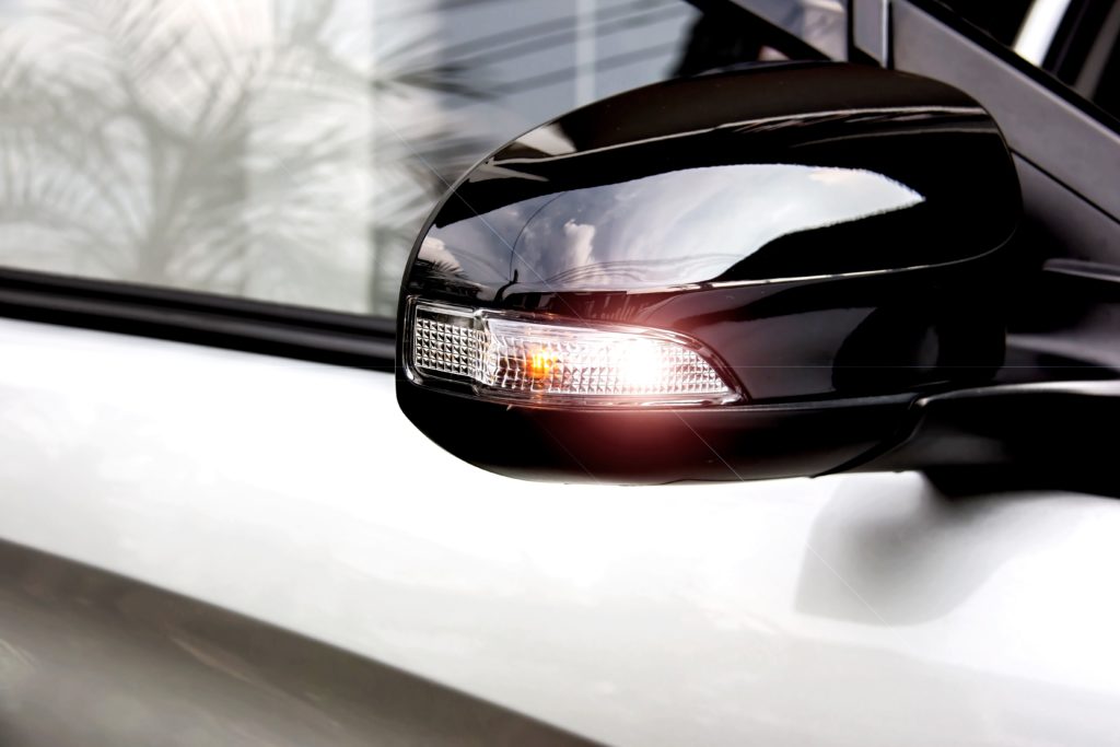 Cómo y cuándo debemos usar las luces intermitentes del coche